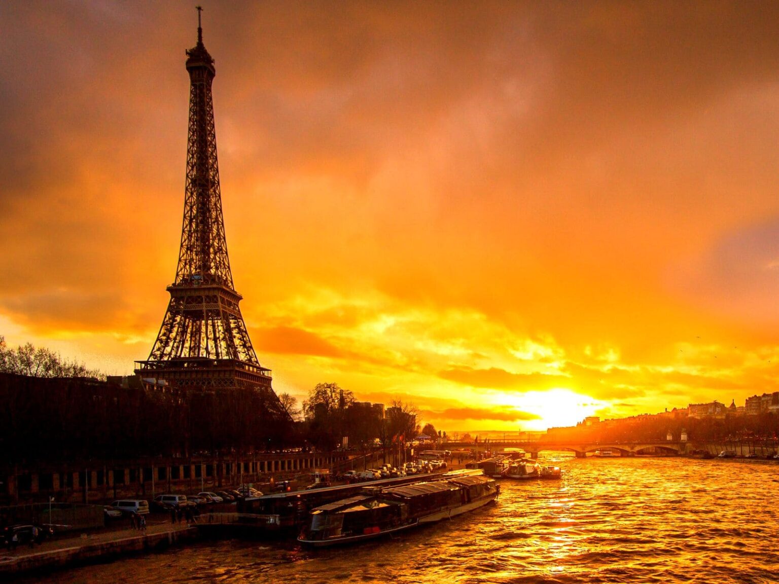 Cosa Vedere a Parigi a Piedi: 4 Itinerari Perfetti 2025