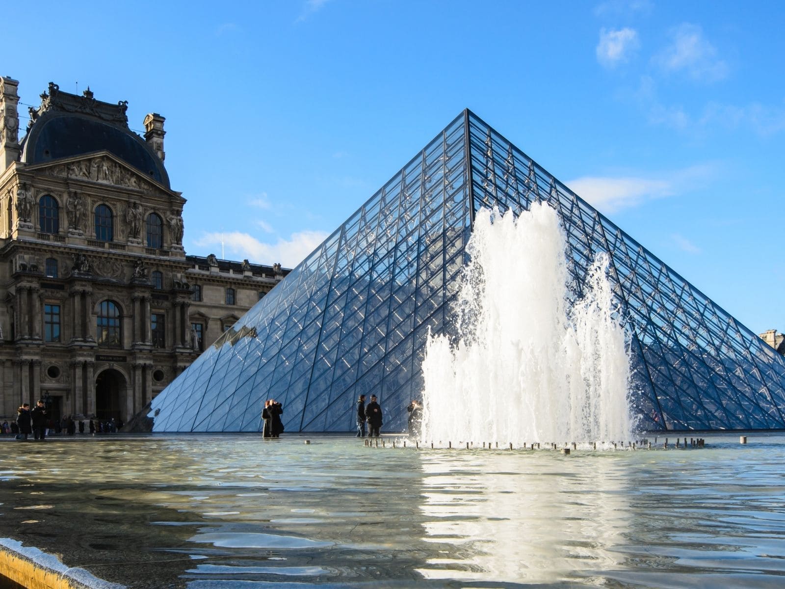 París en Mayo: 10 Cosas Que Ver y Hacer y Cómo Vestirse 2025